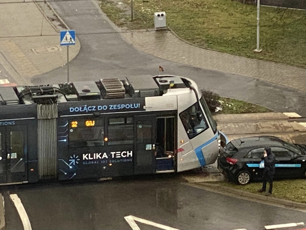 Tramwaj zderzył się z autem. Pętla Kozanów zablokowana - Radio Wrocław